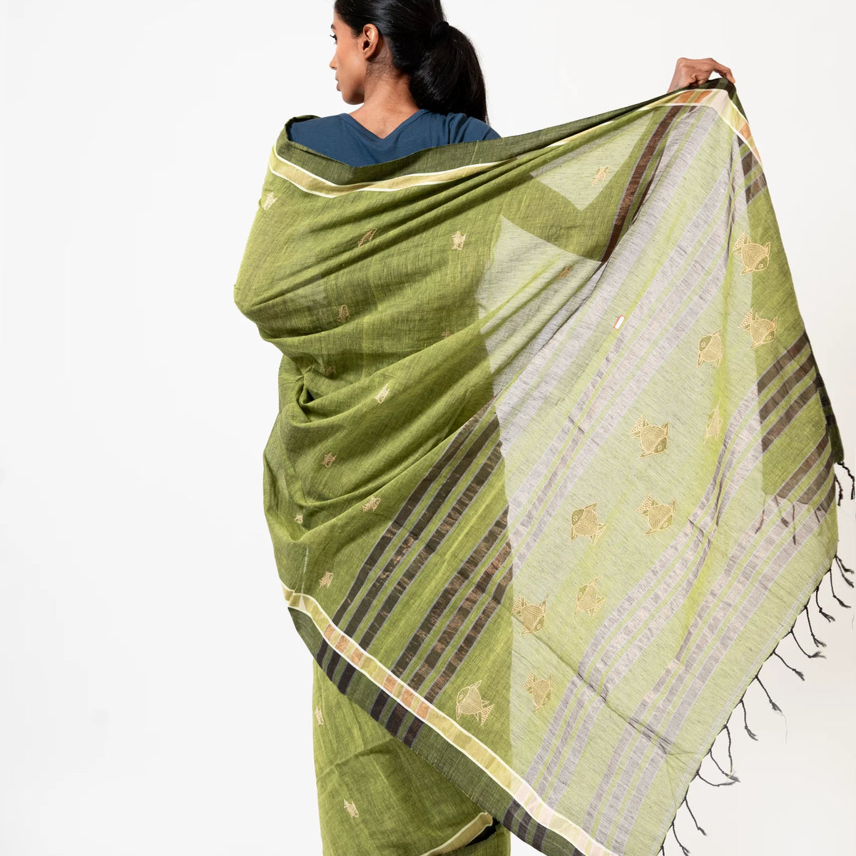 Swimming in a Fish Bowl – Handwoven Jamdani Saree with Minimalist Desi ...